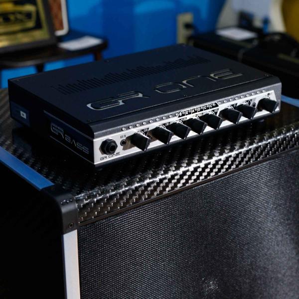 ONEシリーズは、GR Bassの理念である”PURE SOUND”に基づき、きめの細かいトーンメイキングをシンプルなコントロールで可能にしたベースヘッドアンプです。ベースサウンドをクリエイトする上で、最も重要な周波数帯が選択可能なMID ...