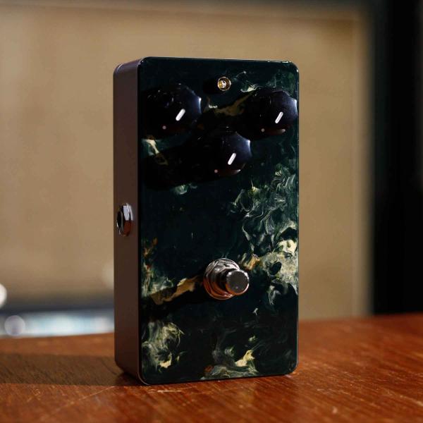 従来のLeqtiqueエフェクターの強みや共通するトーン、そして今後の根幹となるコンセプトの一つである”MOSFETの最大活用”これらを一つに纏め上げたそんな一台です。必要最低限のトーンシェイピングの”Treble”と、サウンドに対しての可...