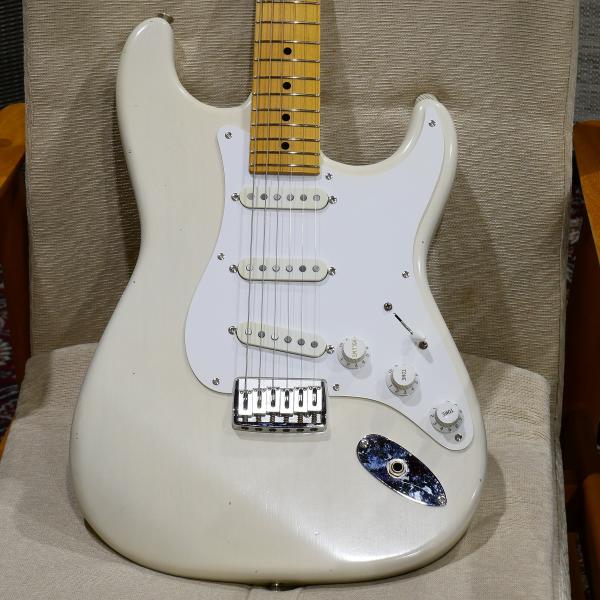 こちらの“Kaymans”はアッシュボディ＆メイプル指板、ハードテイルにミッドブースター仕様。軽やかながらも裏通しハードテイルならではの力強さが気持ち良いモデルです。“Kaymans”はGrateful DeadのギタリストであるJ.Gar...