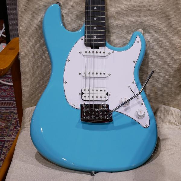 Sterling by MusicManの「Intro Series Cutlass」はクラシックからモダンまで幅広いトーンを実現するSSHピックアップ構成を採用。ポプラボディとハードロックメイプルネックが明るくバランスの良いサウンドを提供...