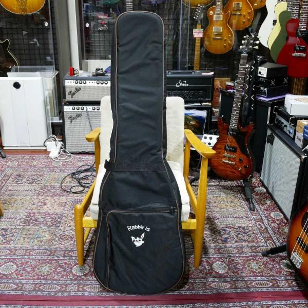 Rabbit is ロゴ入りのベース用ケースJB/PBとトラディショナルなベースが入る汎用性の高いケースです。全長：約１２２cmボディ幅下部：約３５cmボディ幅上部：約２１cm厚み：約９cm重量：１.４２kg