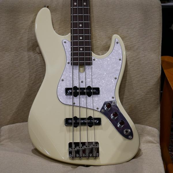 コンパクトでも、サウンドはかなり本格的なミニベースです。※Ernie Ball Flex Cable プレゼント。ご希望色をご注文時にご指示ください。無い場合はランダムで1本同梱いたします。上位機種WOODLINEの雰囲気を引き継ぐダウンサ...