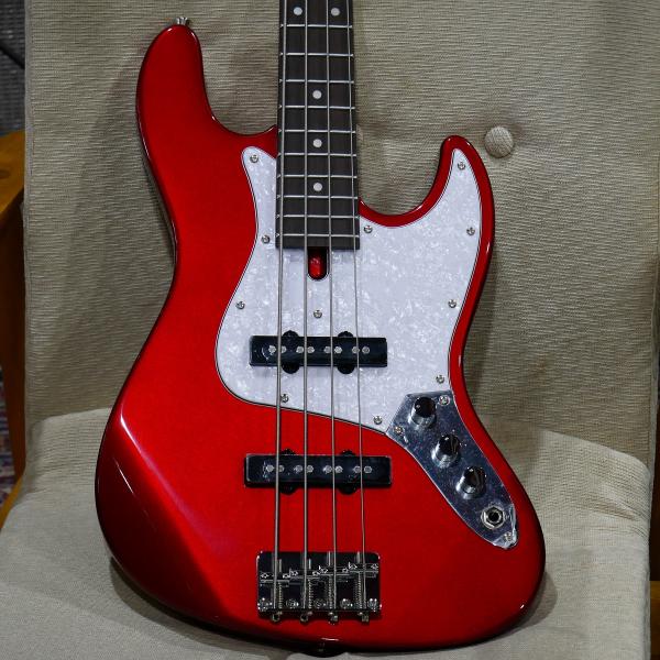 コンパクトでも、サウンドはかなり本格的なミニベースです。※Ernie Ball Flex Cable プレゼント。ご希望色をご注文時にご指示ください。無い場合はランダムで1本同梱いたします。上位機種WOODLINEの雰囲気を引き継ぐダウンサ...