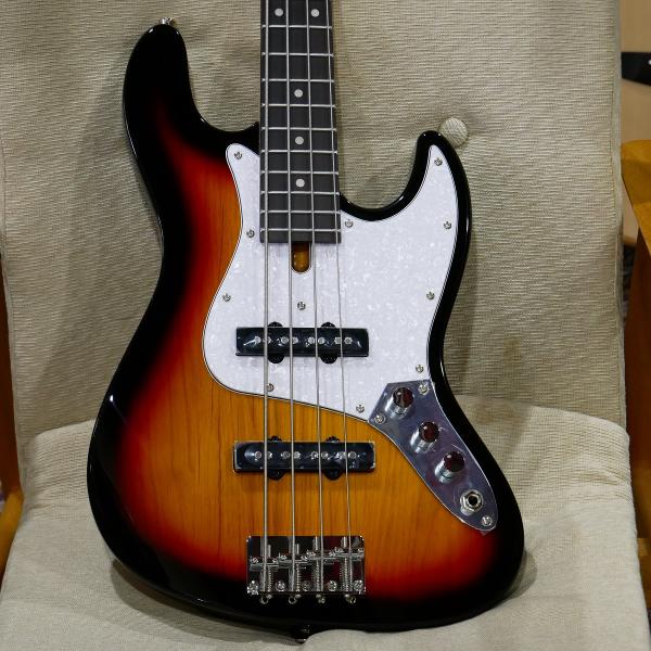 コンパクトでも、サウンドはかなり本格的なミニベースです。※Ernie Ball Flex Cable プレゼント。ご希望色をご注文時にご指示ください。無い場合はランダムで1本同梱いたします。上位機種WOODLINEの雰囲気を引き継ぐダウンサ...