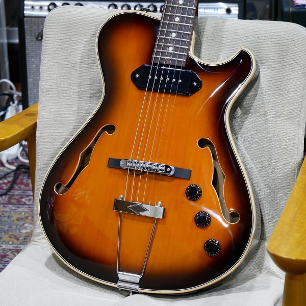 スプルーストップ＆マホガニーバックボディのカーブボディとブランコテールピース。フロントにはLollar Dog Ear P90とブリッジにはフィッシュマンのピエゾピックアップを搭載。ブルージーかつジャジーなフルアコサウンドであり、ピックギタ...