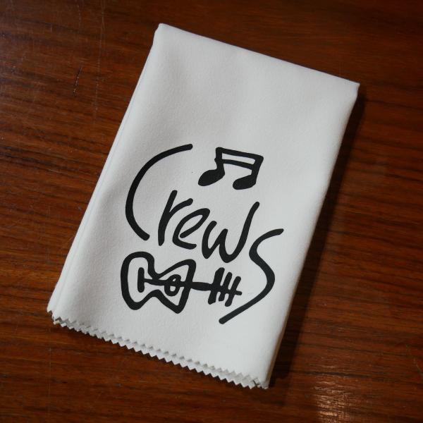 ”Crews Maniac Sound”ロゴ入りマイクロファイバークロスです。楽器本体についた指紋や軽い汚れであれば、乾拭きでも綺麗になります。頑固な汚れは楽器用クリーナーと合わせてお使いいただけますと、より効果的にクリーニングが出来ます。