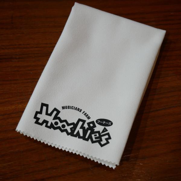 ”Hoochie's”ロゴ入りマイクロファイバークロスです。楽器本体についた指紋や軽い汚れであれば、乾拭きでも綺麗になります。頑固な汚れは楽器用クリーナーと合わせてお使いいただけますと、より効果的にクリーニングが出来ます。