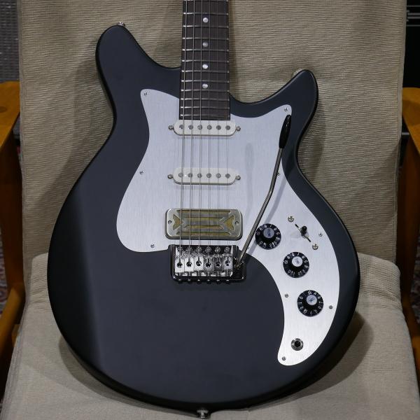 Eastman ソリッドボディーシリーズ“Fullertone” DC‘62ローステッド・ブラックリンバを使用したオリジナルのワイドシェイプボディ、独自のロングテノン・ネックジョイント方式、美しく切り出されたローステッド・メイプルネック、ハ...