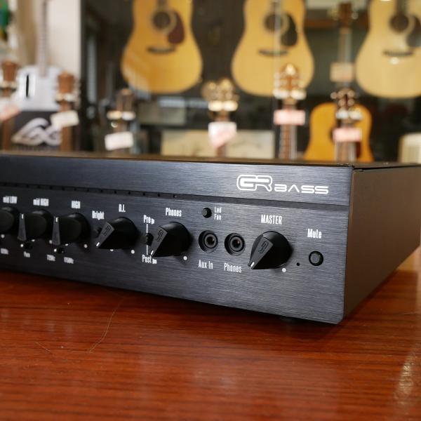 GR Bassならではのクリーン、フラットなサウンドにチューブのサチュレーションが加わる事により、より生々しくエネルギッシュなテイストが加わったハイブリッドベースアンプマスターボリュームに加えて、DI OUT、ヘッドフォンアウトそれぞれのボ...