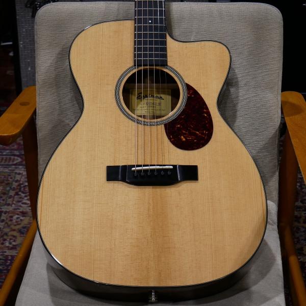 バランスの取れたサウンドで魅了するオーケストラモデル。繊細に且つダイナミックに、様々なニュアンスをプレイヤーと共に奏でます。ボジョアーギターのエッセンスを取り入れ、ハンドメイドにより製作された、コストパフォーマンスに優れたギターです。サーモ...