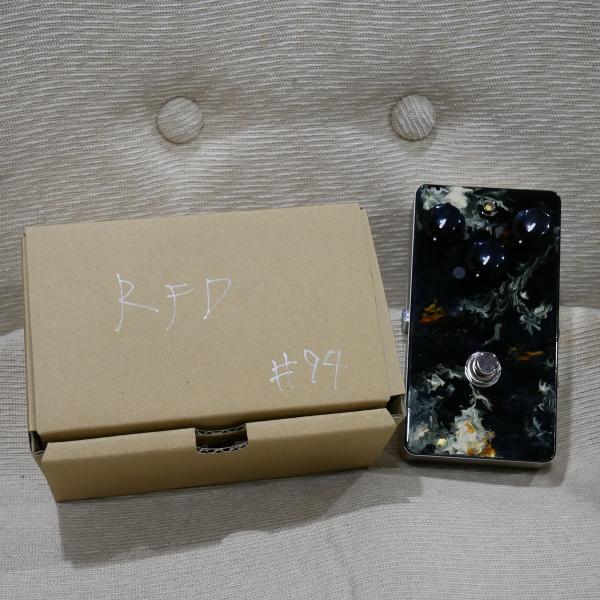 EVRとしての歴代ペダルのリファインではなく、新しいモデルとして登場した RFD (Rather Fiola Drive)Leqtiqueならではの並々ならぬ拘りのもとに製作されたドライブペダル。Drive,Volume,Treble,Lo...