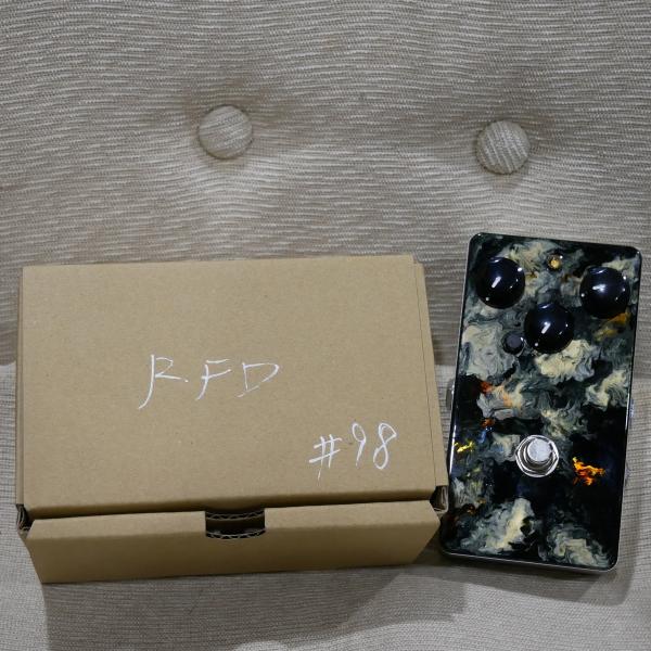 EVRとしての歴代ペダルのリファインではなく、新しいモデルとして登場した RFD (Rather Fiola Drive)Leqtiqueならではの並々ならぬ拘りのもとに製作されたドライブペダル。Drive,Volume,Treble,Lo...