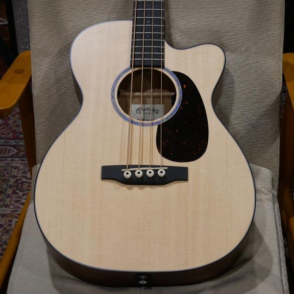 ショートスケールのコンパクトサイズのエレクトリック・アコースティックベース通常のアコースティックギターよりもややコンパクトで、扱いやすいモデルです。ショートスケールならではの緩さと太さが出す、ウッドベースに近いようなサウンドが面白いモデルで...