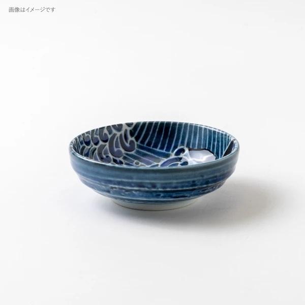 白波くじらの小鉢●くじらのモチーフの陶器の小鉢。●醤油やタレ、薬味にちょうどいいサイズ。●深さがあるので汁気のあるお漬物やちょっとしたおかずをのせるにも便利です。●青を一層際立たせるために青磁釉を使用し、撥水加工によって波の立体感を表現。●...
