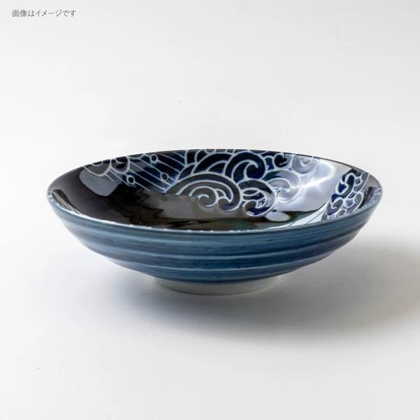 白波くじらの中鉢●煮物や和え物を盛り付けたり、サラダにもちょうどいいサイズ。●深さがあるので汁気のある料理で活躍します。●小盛のカレーやパスタの器として使ってもおしゃれ。●くじらのモチーフの陶器の中鉢。●青を一層際立たせるために青磁釉を使用...
