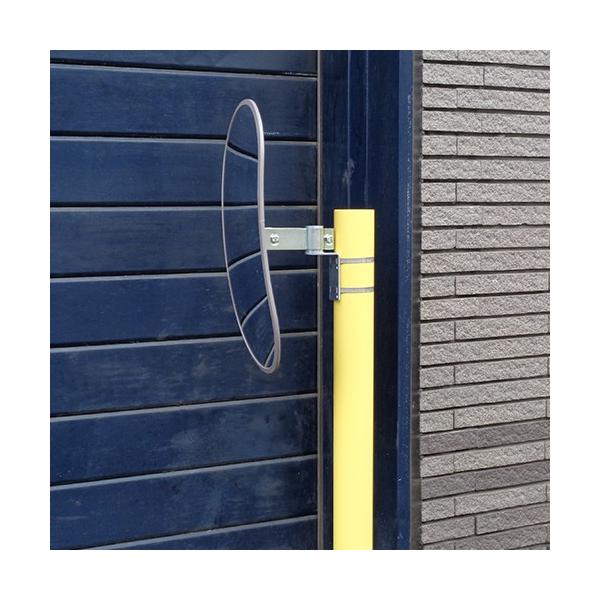 商品のご紹介工場内でやさしく映すミラー！壁面、ガードポール（350φまで）に取付けOK！材質 ミラー部：アクリル取付金具：鉄（ユニクロメッキ）鏡サイズ W250×H500mm付属品 ステンレスベルト2本付き（L1200mm）備　考 工場内で...