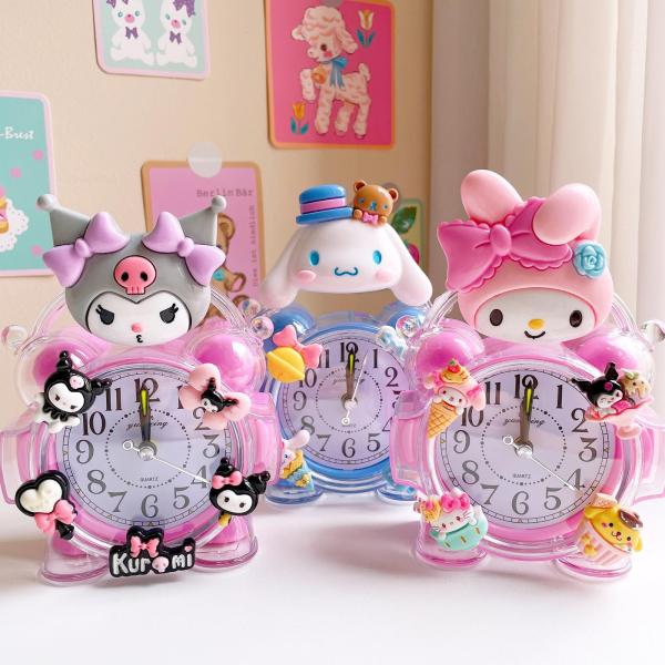 【形状とデザイン】この置き時計は、コンパクトで軽量なデザインで、書斎や寝室などスペースが限られた場所にぴったりです。サイズは約78×78×78mmで、省スペースながら実用的な時計として機能します。どんなインテリアにも合わせやすいデザインです...