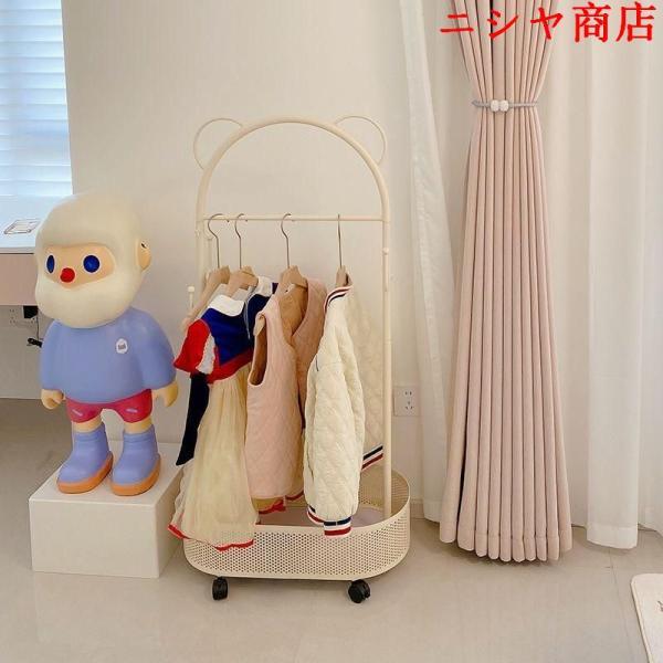 玄関やリビングでお洋服をスッキリ収納。子供服サイズにピッタリのスリムな子供用スタンドハンガーラックです。■お客様組立品■企画：日本(サンニード)/製造：中国■必ずお読みください。商品撮影時の撮影機材、ご使用の端末環境によって商品の色が実際の...