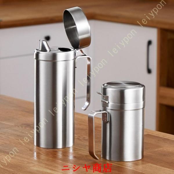 商品の説明350MLサイズ：12.5×15cm、600MLサイズ：12.5×23cm製品の形状は寸法図によって表示される形状と同じである色：シルバー素材：ステンレス+シリカゲル大容量と大口径550ml/1000mlはあらゆる液体の調味料を保...