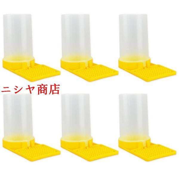 水を入れるだけで簡単に設置できるミツバチ用給水器です。6個セットでのご用意で、1箇所だけでなく複数個所設置する際に便利です。給水皿は凸凹加工が施されており、ミツバチが溺れてしまうのを防ぐ役割があります。給水皿に自動的に水分が流れて行く自動排...