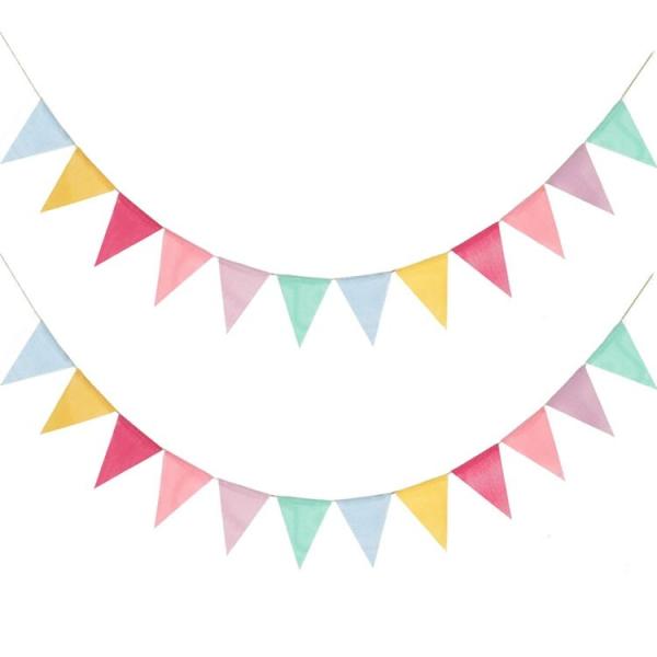 キャンプやイベントなどの催事に彩りを添える、長さ約4.5mのフラッグガーランドです。20枚のカラフルな三角旗を飾り付けることで、雰囲気を一層華やかに盛り上げます。各種催し物における装飾用のほか、お部屋やお店のイメージを明るくするインテリアと...