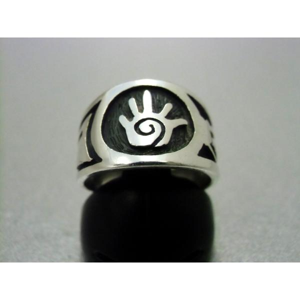 ホピ族のアーティスト コーデリア・カスース(Cordelia Casuse)作手をモチーフにした指輪。■作者　コーデリア・カスース(Cordelia Casuse)■素材　スターリングシルバー■モチーフ　正面:手　側面:雨雲、パホ■商品サイ...