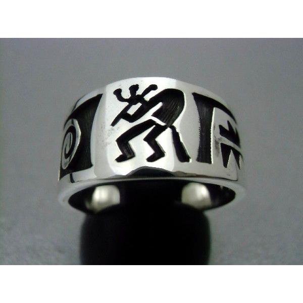 ホピ族のアーティスト ミルソン・テイラー(Milson Taylor)作ココペリをモチーフにした指輪。■作者　ミルソン・テイラー(Milson Taylor)■素材　スターリングシルバー■モチーフ　正面:ココペリ　側面:雨雲などの抽象柄、山...