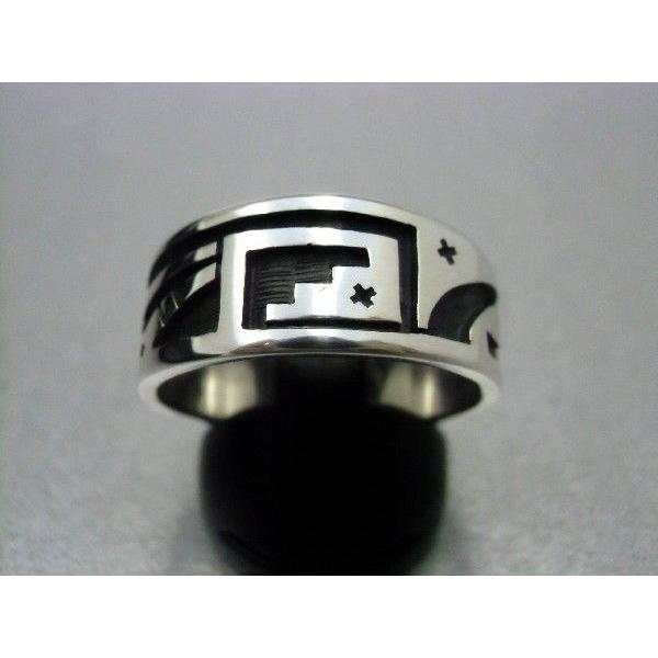 ホピ族のアーティスト ミルソン・テイラー(Milson Taylor)作水や雲などの抽象柄をモチーフにした指輪。■作者　ミルソン・テイラー(Milson Taylor)■素材　スターリングシルバー■モチーフ　水や雲などの抽象柄■商品サイズ　...