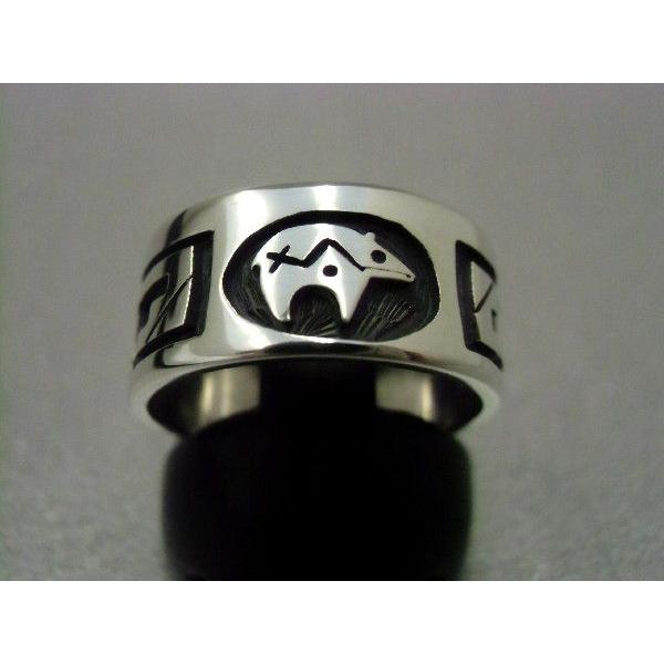 ホピ族のアーティスト ミルソン・テイラー(Milson Taylor)作クマをモチーフにした指輪。■作者　ミルソン・テイラー(Milson Taylor)■素材　スターリングシルバー■モチーフ　クマ、ハートライン、水や雲などの抽象柄■商品サ...