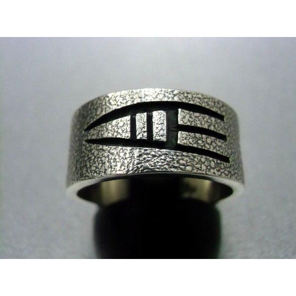 ホピ族の代表的アーティスト フィルバート・ポセイェスヴァ(Philbert Poseyesva)作クマの手をモチーフにした指輪。■作者　フィルバート・ポセイェスヴァ(Philbert Poseyesva)■素材　スターリングシルバー■モチー...