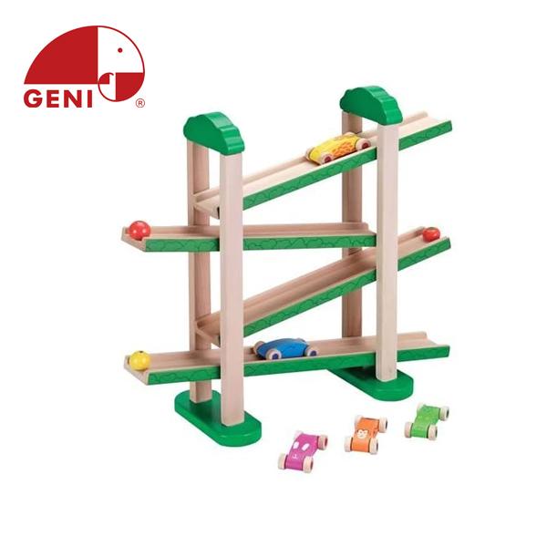 森のスロープを5つの動物たちがジグザグに滑りおりていきます。木製ならではの心地のよい音とリズミカルな動きが、子どもを惹きつけ五感を刺激します。動いているものを目で追う「追視能力」が自然と育まれ、「置く→転がる→落ちる」という単純な動きを繰り...