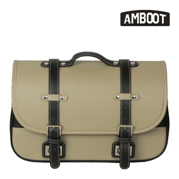 | 商品詳細商品名：サイドバッグMRメーカー：AMBOOT/アンブート品番：AB-SBMR01-IVJAN：4516076001378カラー：アイボリーサイズ：H220×W370×D140(mm)材質本体：PVCレザー/ポリエステルレインカ...