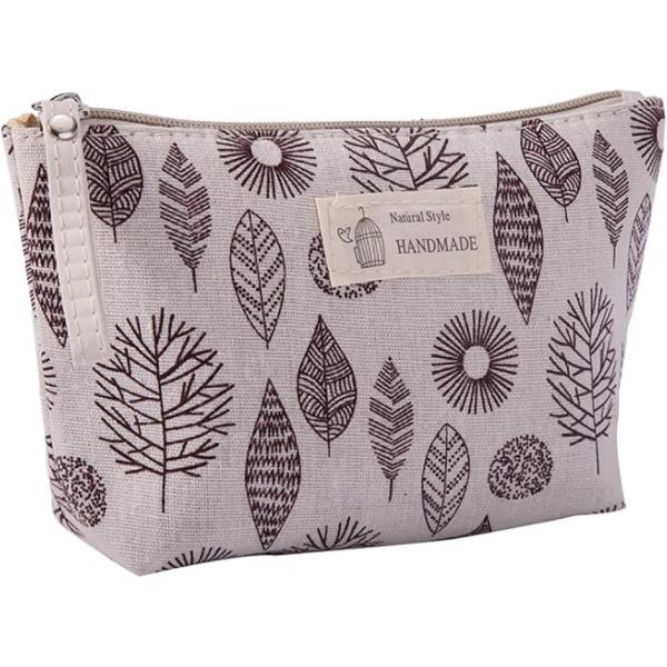 バリエーションコード : 2B22V6XPFS「大容量＆確認しやすい」大きなメイクポーチは中身が確認しにくいことがありますが、本商品はがばっと入り口を開くことができるため視認性抜群。中身が一目瞭然です。「定番の台形型」定番の台形型で使いやす...