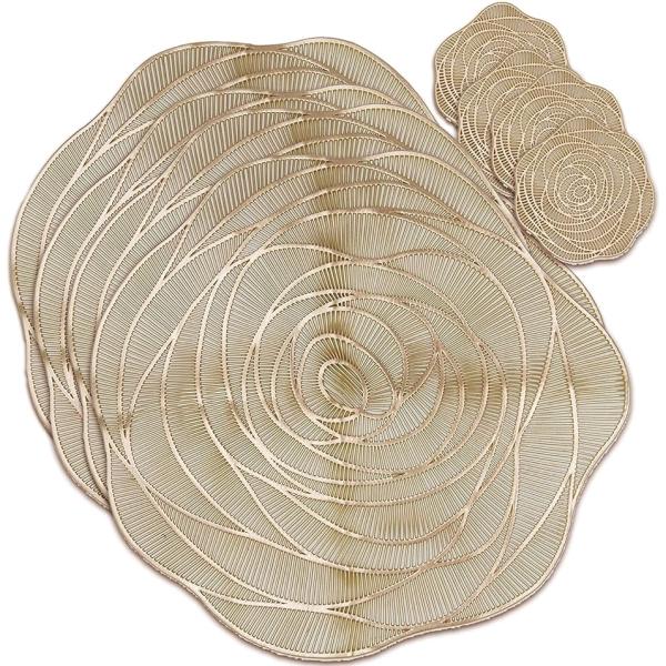 ・お洒落なランチョンマット＆コースターセット：ゴールドのバラ柄でゴージャス感が漂うランチョンマットとコースターの4人分セットです。パーティーや誕生日会などでは食卓を華やかに彩ります。・花柄のレースデザイン：ローズのようなデザインのプレースマ...