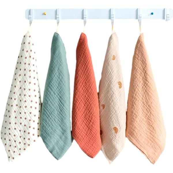 ・赤ちゃん用コットン100％ガーゼタオル5枚セットです。色、柄はランダムとなっております。・サイズ23x23cmの4層柔らかガーゼなので、吸水性と速乾性があり、ハンカチ、バスタオル、フェイスタオル、よだれ拭き、おしりふきなど様々な用途でお使...