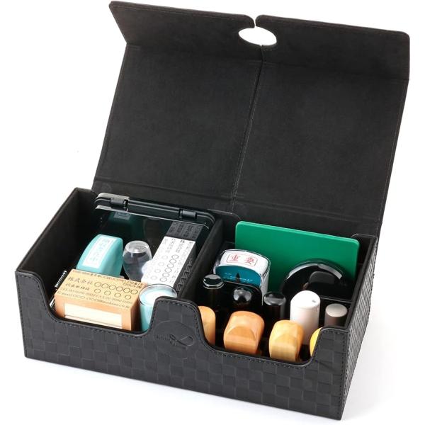 ・「ご注意」当商品は印鑑ケースのみです。朱肉・スタンプ台・印鑑・ゴム印などは付属しておりません。・サイズ［25.5cmx13.5cmx8.9cm］ ・素材［PUレザー］ ・模様［市松模様］・市松模様は「無限・繁栄・事業拡大・子孫繁栄」など、...