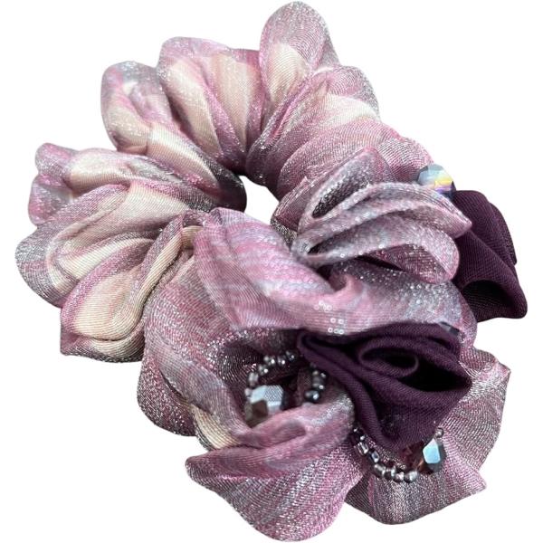 バリエーションコード : 2B2O3S5Q6I・お呼ばれヘアにも。上品なデザインのシュシュです。・キラキラ輝くビジュー付きで、サッとまとめただけの髪でも華やかさとお洒落感をプラスしてくれるアイテム。・存在感のあるゴージャスな印象のビジューと...