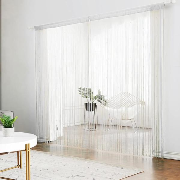 バリエーションコード : 2B2ONCQ19Vこのストリングカーテンは、布製ののれんと比較して開放感があり、室内に自然光をたっぷりと取り込むことができます。軽やかに風に揺れる紐が部屋に立体感と動きをもたらし、空間に独特の魅力を加えます。部屋...