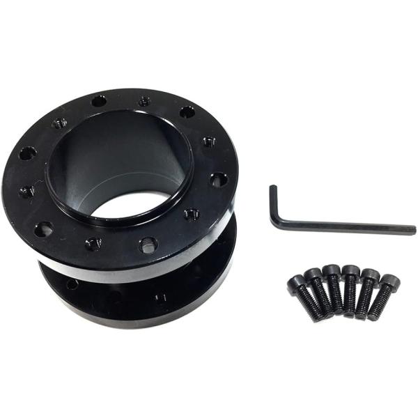 バリエーションコード : 2B2Q2CYUKR・アルミ ステアリング ボススペーサーです。ハンドルとボスの間にステアリング ボススペーサーを利用することで、手の大きさ、腕の長さなどの個人差を微調整し、自分の好きな位置にステアリングポジション...