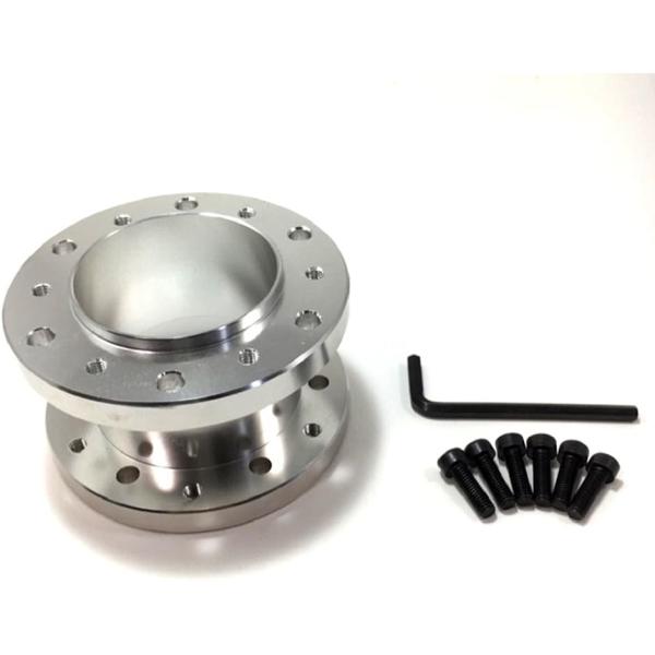 バリエーションコード : 2B2Q2CYUKR・アルミ ステアリング ボススペーサーです。ハンドルとボスの間にステアリング ボススペーサーを利用することで、手の大きさ、腕の長さなどの個人差を微調整し、自分の好きな位置にステアリングポジション...