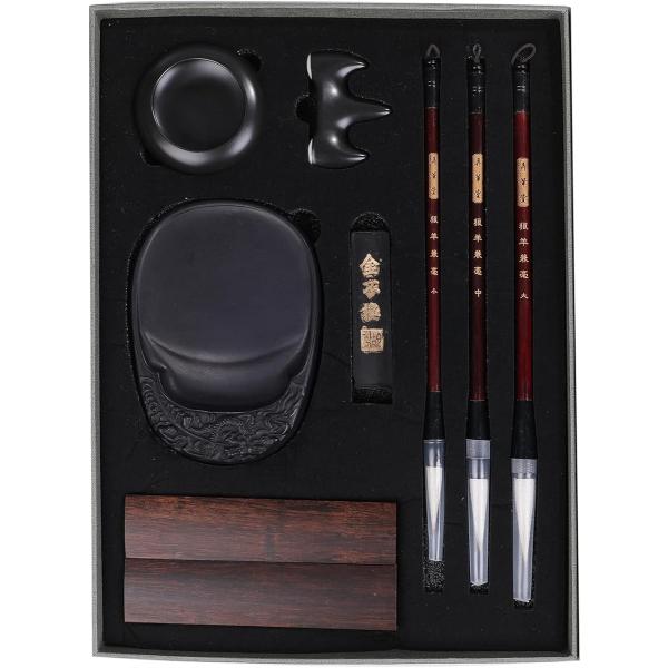 高級感あふれる、気品高い文房四宝 書道セットです。職人が職人が丹精込めて仕上げたハンドメイドの書道道具です。筆・硯・墨・水鉢・筆置き・文鎮、6種9点セットがセットになっています。書道に必要な文房四宝（筆、硯、墨、紙）の中、紙以外が揃っていま...