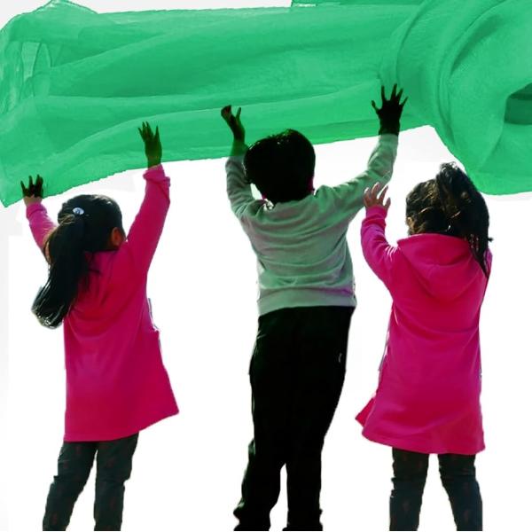 バリエーションコード : 2B4XQJPFJ3・スカーフは、音楽を通じて身体を動かすリトミックで使える、200x150cmの大判スカーフ。シフォン風の軽くて柔らかい素材で、幼稚園、保育園のお子様、高齢者でも使いやすいです。ひざ掛けやストール...