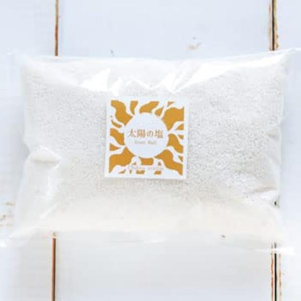 バリ島で昔ながらの製法で手作りしている天日塩です。原材料は海水。太陽の力だけで作られています。粗塩ですが、ミネラル分が凝縮されているので、まず甘みを感じていただけます。料理に使っていただくのも美味しいのですが、素材そのものにパラッとふりかけ...