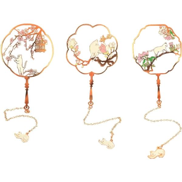 バリエーションコード : 2B4G32SIYO・桜と戯れる猫がかわいい、ゴールドの美しい扇形のしおりです。デザインの違うしおり３種セット。普段読んでいるお好きな本に挟んで、読書をお洒落に楽しく彩ってくれます。・持ち手の下にはチェーンがついて...