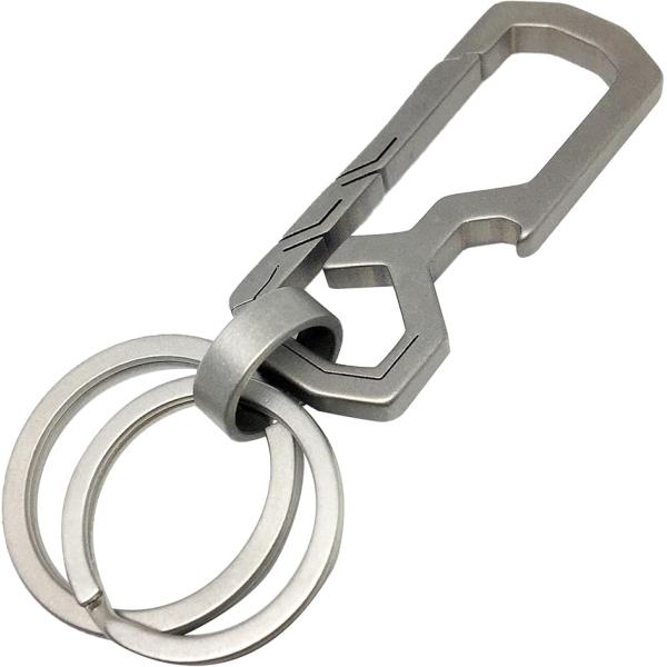 バリエーションコード : 2B4JX1TQ6N・メイン素材: チタン合金・アウトドアでも活躍する栓抜き付きデザインのチタン合金製カラビナキーホルダー。頑丈で耐久性に優れ、軽く、錆びにも強いチタン合金製。ベルトループやバッグにワンタッチで取付...