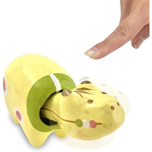 バリエーションコード : 2B4Q2F20VL・「福島県会津地方の郷土玩具赤べこ」赤べこは福島県を代表する民芸品です。赤に下塗りした牛の型に、黒の斑点と白の縁取りを絵付けした張り子人形です。また、赤べこは首の部分が動くように設計されており、...