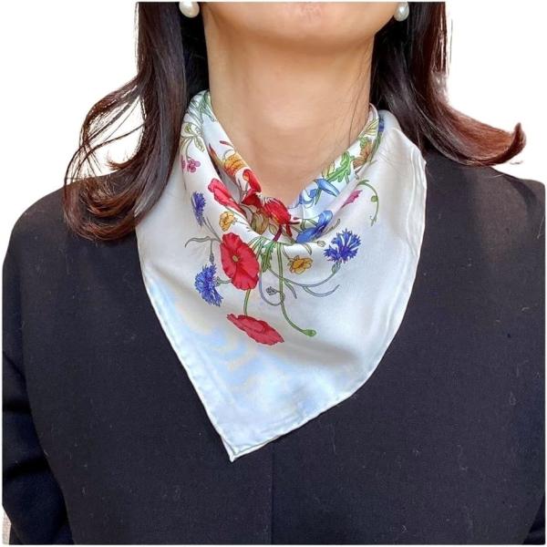 絵画のように美しい一枚イタリア コモ製。コモは中世の時代よりシルクの名高い生産地として知られています。光沢感のあるツイルに、まるで絵画のようなデザイン。イタリアならではの繊細で、とてもきれいな色彩に仕上がっています使いやすいサイズ感で、ソフ...