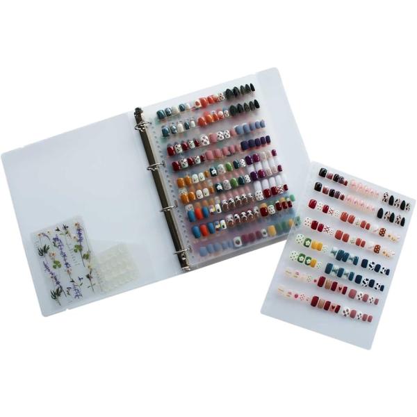 ・ネイルチップの収納に便利なバインダーです。ネイルチップのホコリやキズを防止する機能性も兼ね備えています。セット内容はバインダーx1、シートx5、ゴムバンドx2、アクリルフォーム両面テープx1になります。＊ネイルチップ、シール等は撮影用です...