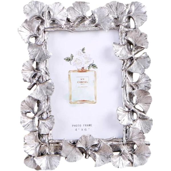 バリエーションコード : 2B4U9WC9HV・イチョウのデザインをしたフォトフレームです。高級感のある色合いで、恋人や夫婦のラブラブ写真を飾るのにピッタリ。旅行、家族、恋人、夫婦、子ども、赤ちゃんなどの大切な思い出をプリントして部屋に飾れ...