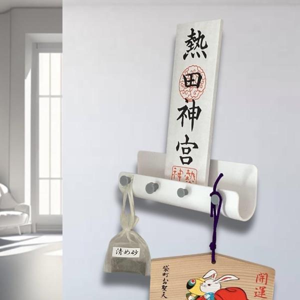 「神札ホルダーとは」 ・大切な神札や木札、破魔矢、お守り・暖簾を飾る壁掛けタイプ のシンプルな簡易型神棚です。「神札ホルダー特徴」 ・シンプルでモダンな形状なのでどのお部屋でも相応 致します。（リビング・勉強部屋・玄関・キッチン・オフィス等...